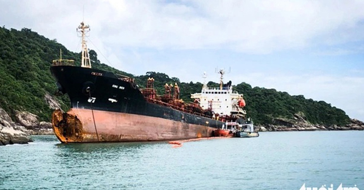 Trục vớt 'tàu ma' trôi dạt, chìm ở Cù Lao Chàm - Tuổi Trẻ Online