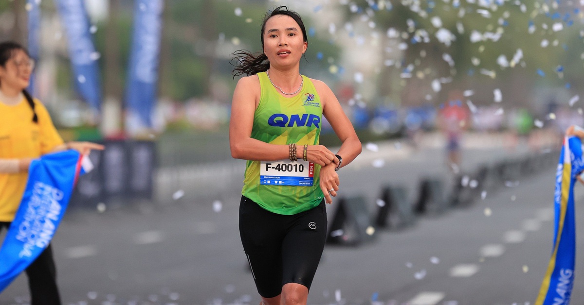 ‘Nữ hoàng chân đất’ Phạm Thị Bình chiến thắng Cuộc thi marathon quốc tế Đà Nẵng 2024 - Tuổi Trẻ ...