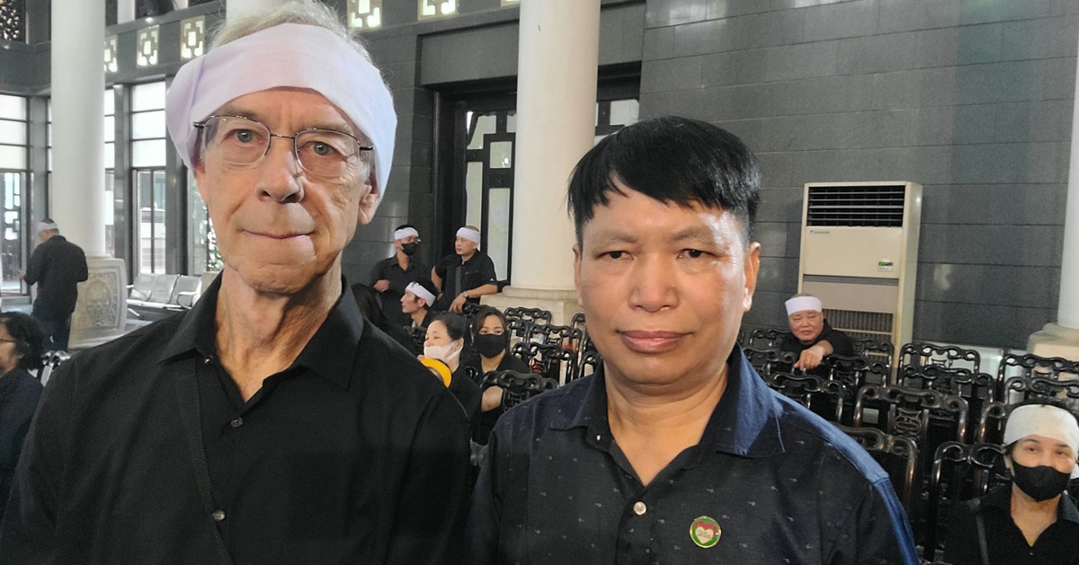 Cựu binh Mỹ đội khăn tang trắng tiễn biệt mẹ Doãn Ngọc Trâm - Tuổi Trẻ ...