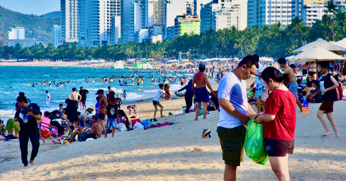 Bãi biển Nam Trung Bộ ken kín người dân, du khách đến 'giải nhiệt ...