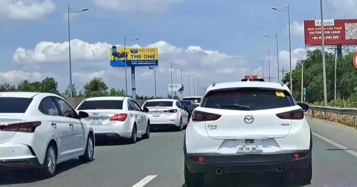 Dòng xe ùn ứ 1km trên cao tốc TP.HCM - Long Thành - Dầu Giây giữa trưa ...