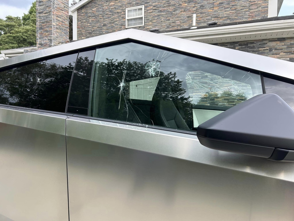 'Nhận Tesla Cybertruck chưa tới 1 ngày, tôi sốc nặng vì vung tay là ...