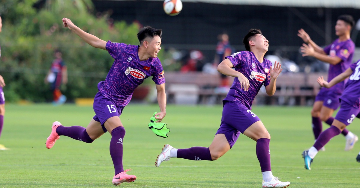 HLV Kim Sang Sik khuyến khích U22 Việt Nam chơi bóng bằng đam mê - Tuổi Trẻ Online