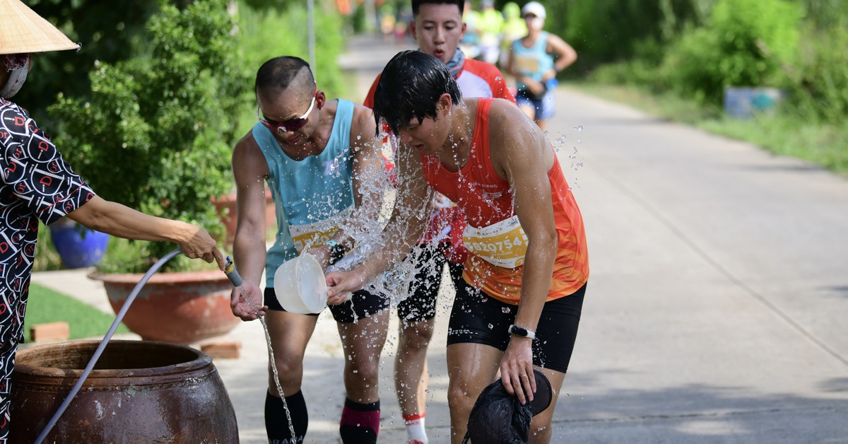 Người dân tưới nước, làm mát cho các runner ở GreenUP Marathon - Long ...