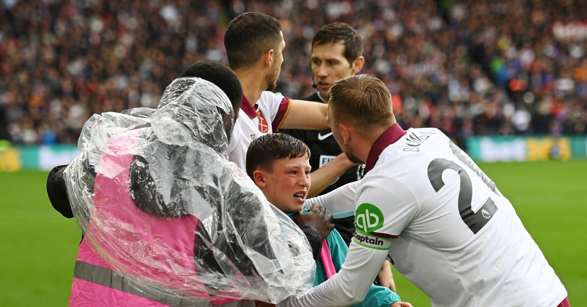 'Sao' West Ham được ca ngợi là người hùng khi cứu cậu bé nhặt bóng ...