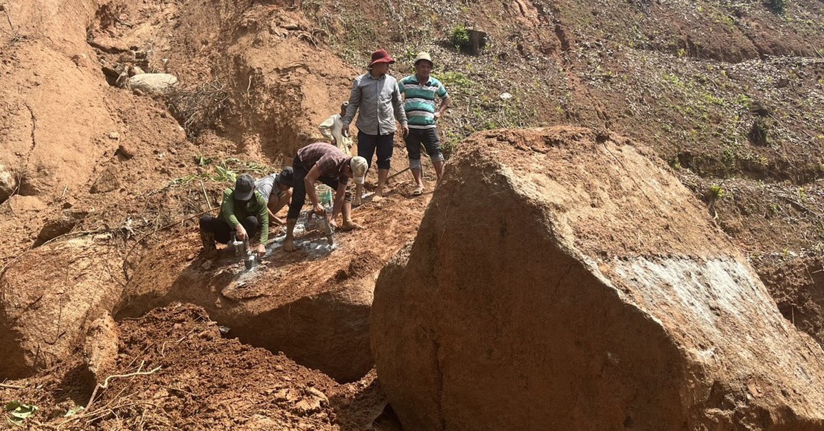 Cưa tảng đá lớn để thông xe đèo Tà Pứa nối tỉnh Bình Thuận với Lâm Đồng - Tuổi Trẻ Online