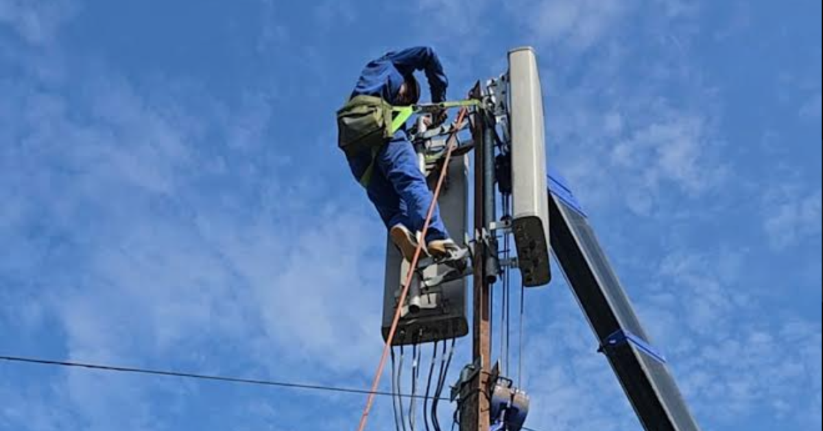 Lắp đặt trạm phát sóng điện thoại phục vụ tái định cư Làng Nủ - Tuổi ...