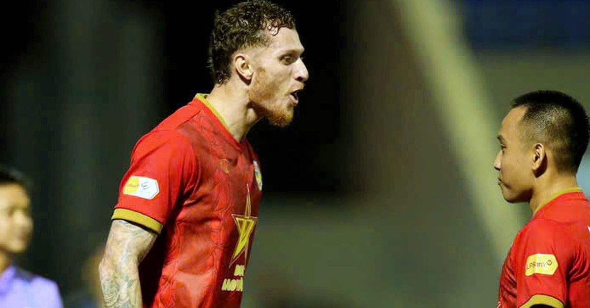 Cầu thủ đầu tiên ghi hat-trick ở V-League 2024-2025 - Tuổi Trẻ Online