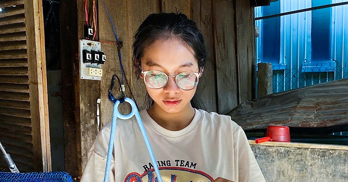 Cô gái Giẻ Triêng côi cút: 'Nghe có chương trình Tiếp sức đến trường mà ...