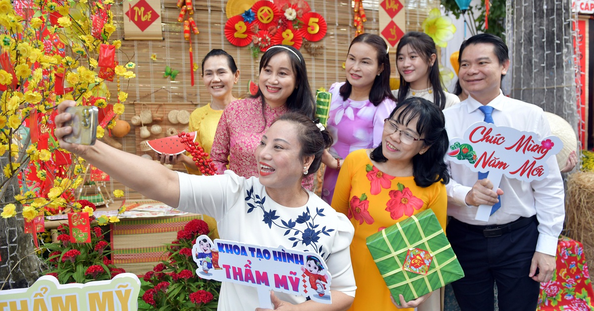 Đường hoa ngập tràn sắc xuân ở Bệnh viện Chợ Rẫy - Tuổi Trẻ Online