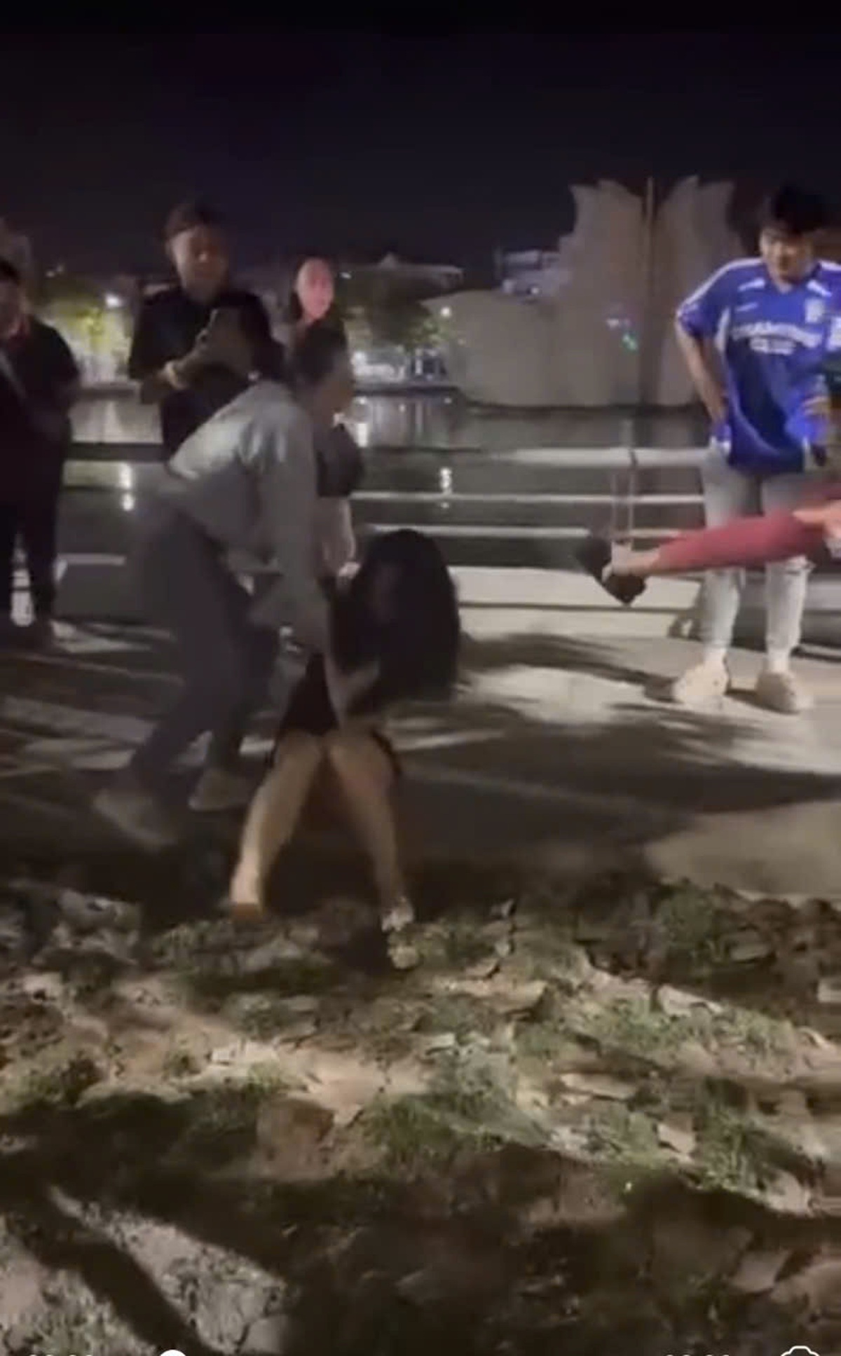 Khởi tố vụ án nữ nhân viên ngân hàng ở Cần Thơ bị đánh ghen - Tuổi Trẻ Online