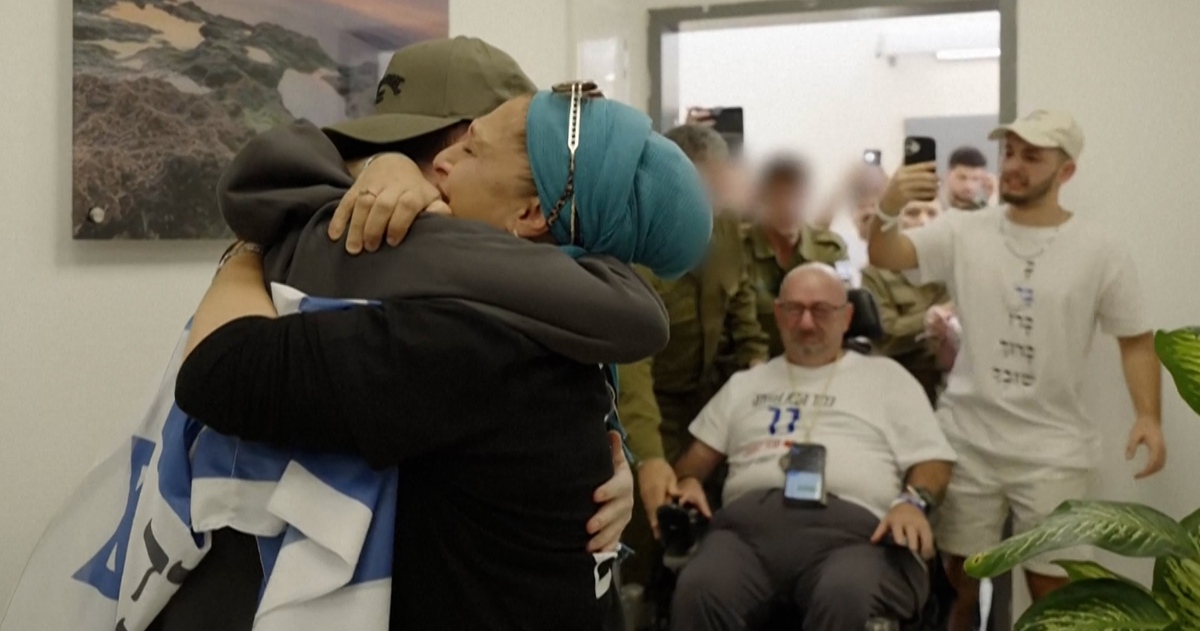 Khoảnh khắc đoàn tụ gia đình của các con tin Israel được Hamas thả ...