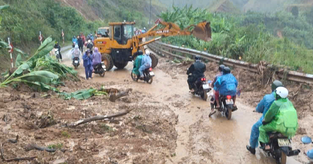 Cả chục ngàn m³ đất đá đổ xuống đường Hồ Chí Minh, nỗ lực thông đèo Lò Xo trong đêm - Tuổi Trẻ ...