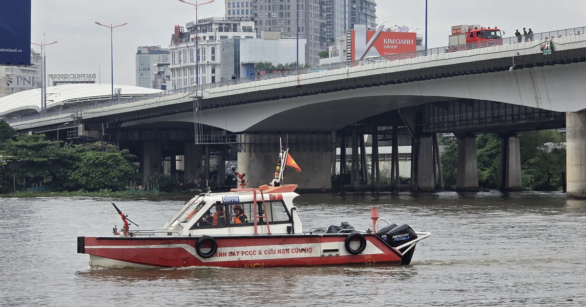 Tìm kiếm tài xế taxi dùng dao tự sát thương trên cầu Sài Gòn rồi rơi ...