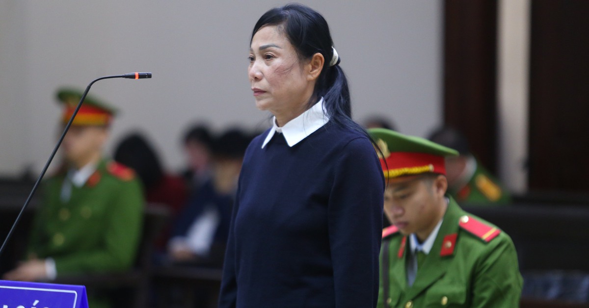 Nhận hối lộ 48 tỉ, bà Hoàng Thị Thúy Lan khóc nghẹn ngào xin giảm án - Tuổi Trẻ Online