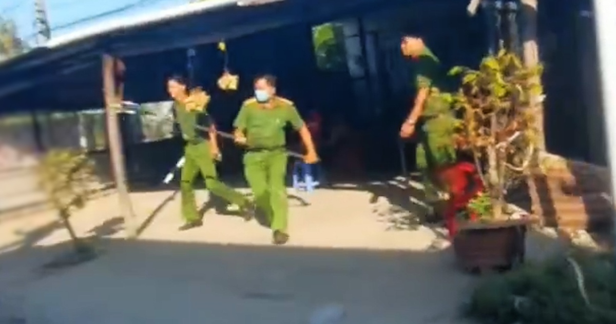 Video cảnh sát khống chế người đàn ông cầm dao cố thủ trong nhà dân ...