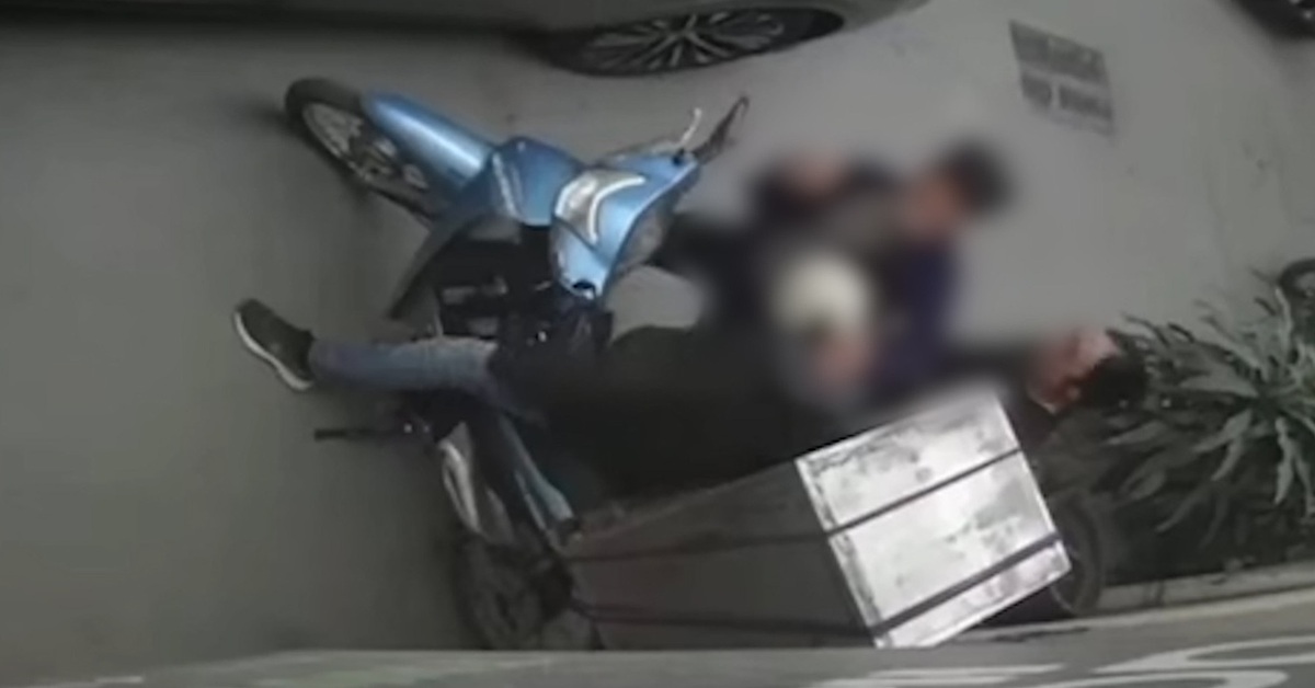 Nhân chứng kể lại vụ tài xế Lexus liên tục đấm đá vào mặt nam shipper ở ...