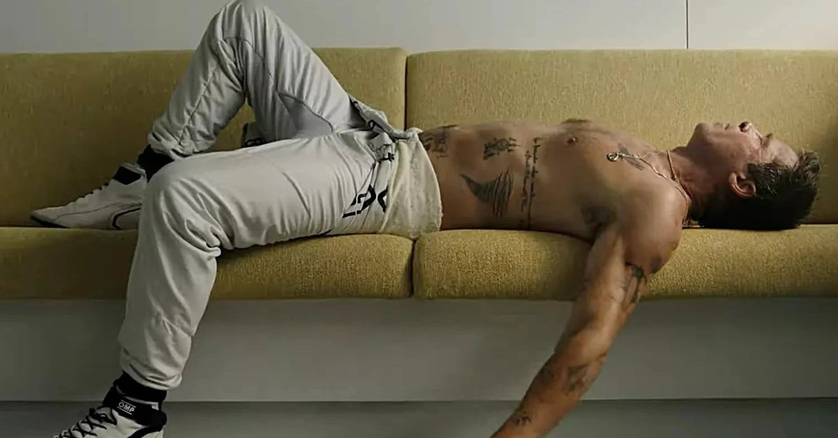 Brad Pitt cởi áo khoe hình xăm; Bình Tinh phủ nhận cướp chén cơm đồng nghiệp - Tuổi Trẻ Online