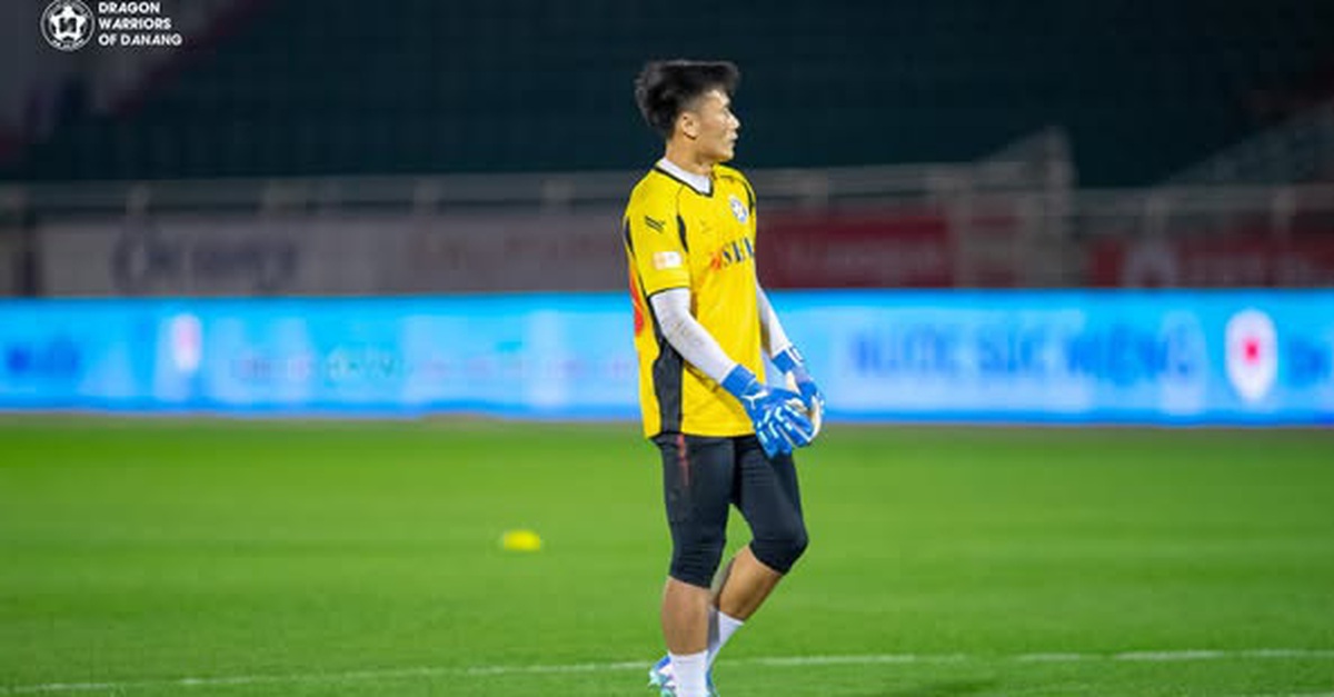 Video: Thủ thành Bùi Tiến Dũng gục ngã ở phút bù giờ cuối cùng - Tuổi ...