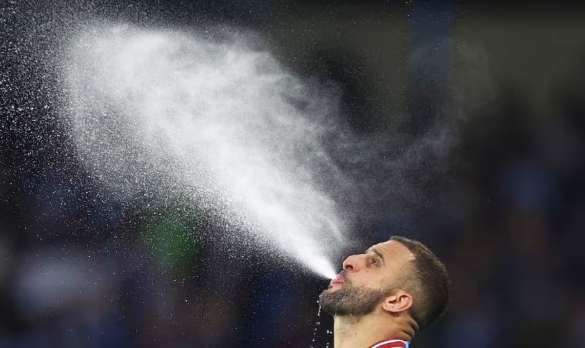 Kyle Walker nói lý do 'phun mưa' trước mỗi trận đấu - Tuổi Trẻ Online