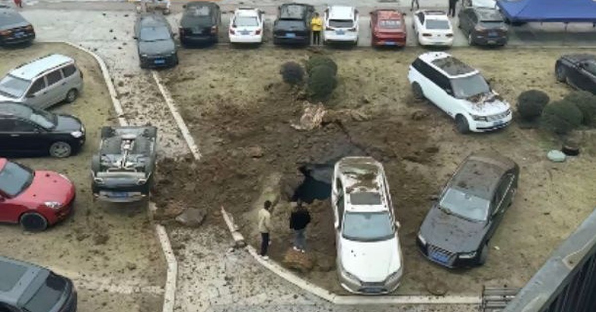 Bé trai ném pháo xuống cống gây nổ lớn, nhiều xe sang thiệt hại, gia ...