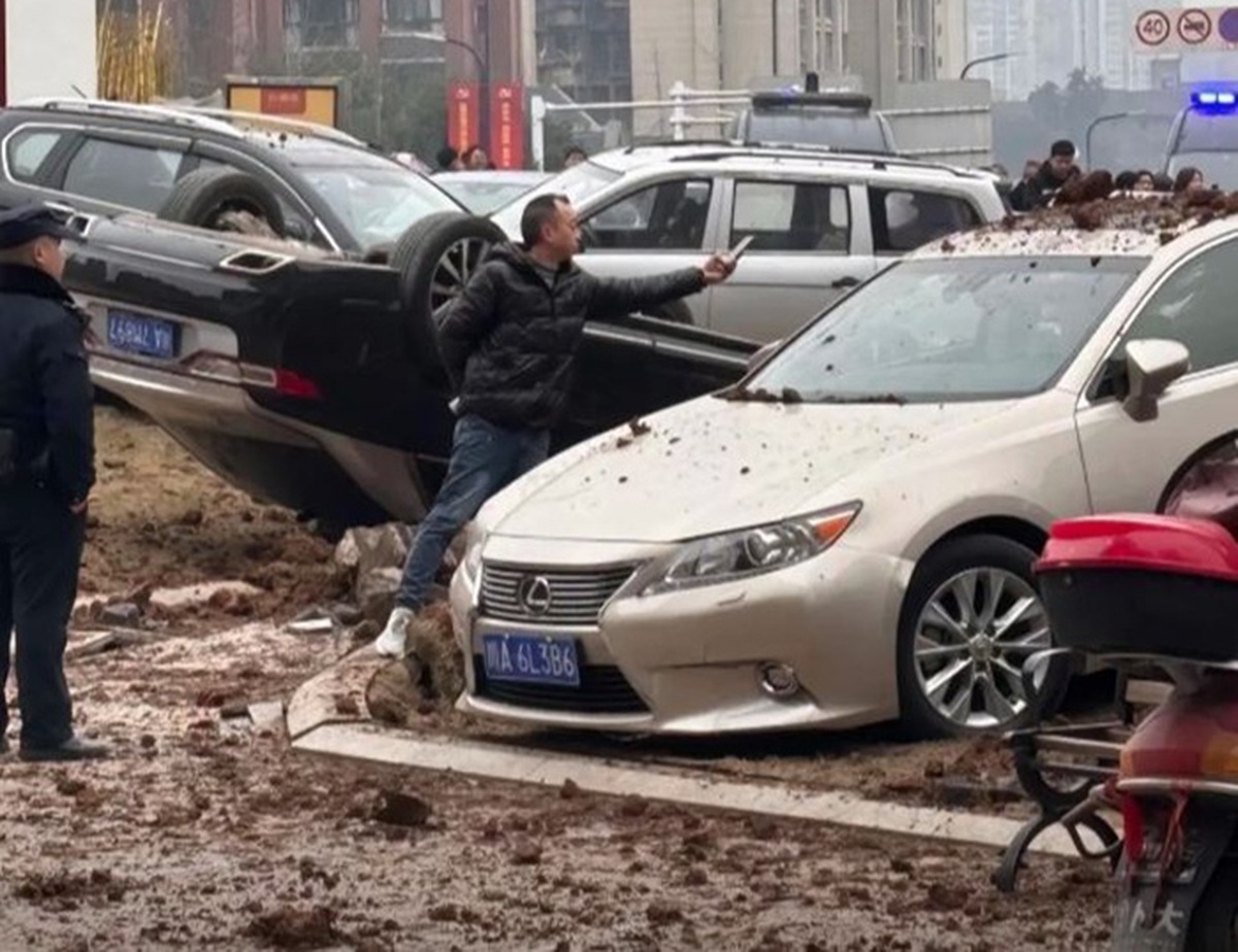 Bé trai ném pháo xuống cống gây nổ lớn, nhiều xe sang thiệt hại, gia ...