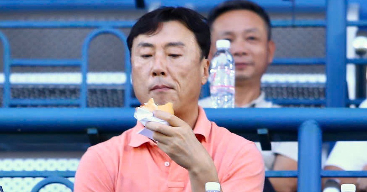 HLV đội tuyển Lào ăn bánh mì, xem Tiến Linh ghi bàn - Tuổi Trẻ Online