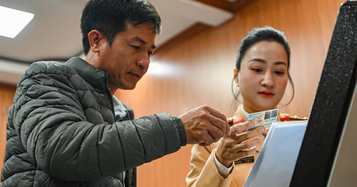 Ngày đầu Công an Hà Nội cấp, đổi giấy phép lái xe: Người dân bất ngờ vì... quá nhanh - Tuổi Trẻ ...