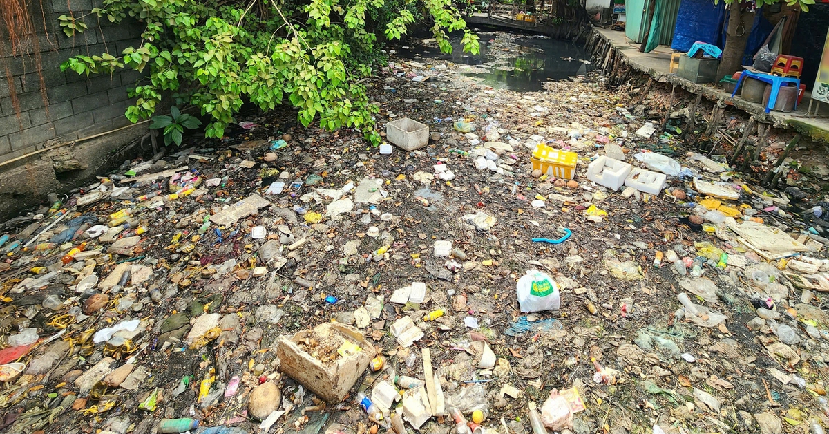 Sau 19 ngày dọn hơn 10 tấn rác, kênh Hy Vọng lại dồn ứ rác - Tuổi Trẻ ...