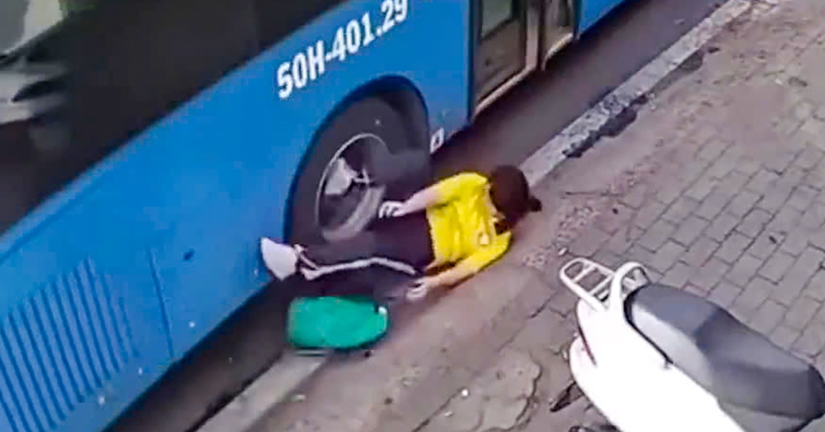 Cửa xe buýt kẹp ba lô, nữ sinh bị kéo ngã xuống đường - Tuổi Trẻ Online