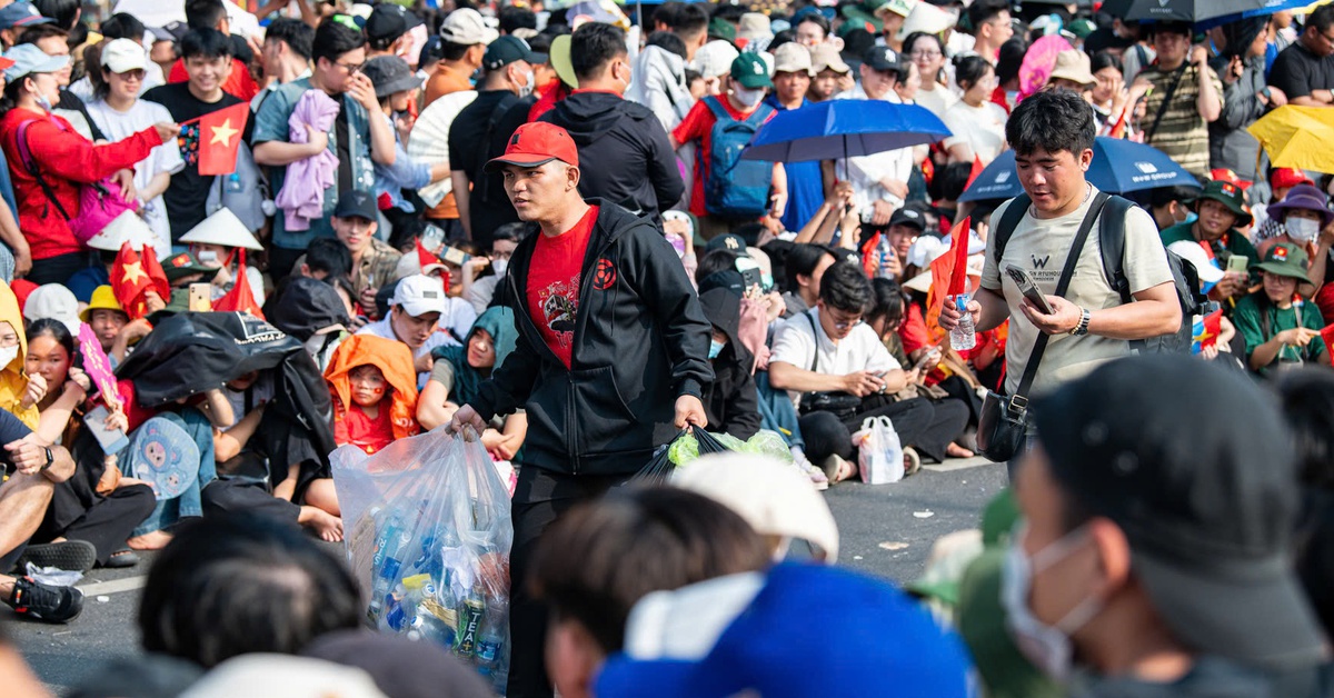 Chung tay dọn rác sau lễ hội: Hình ảnh đẹp cần được duy trì - Tuổi Trẻ ...