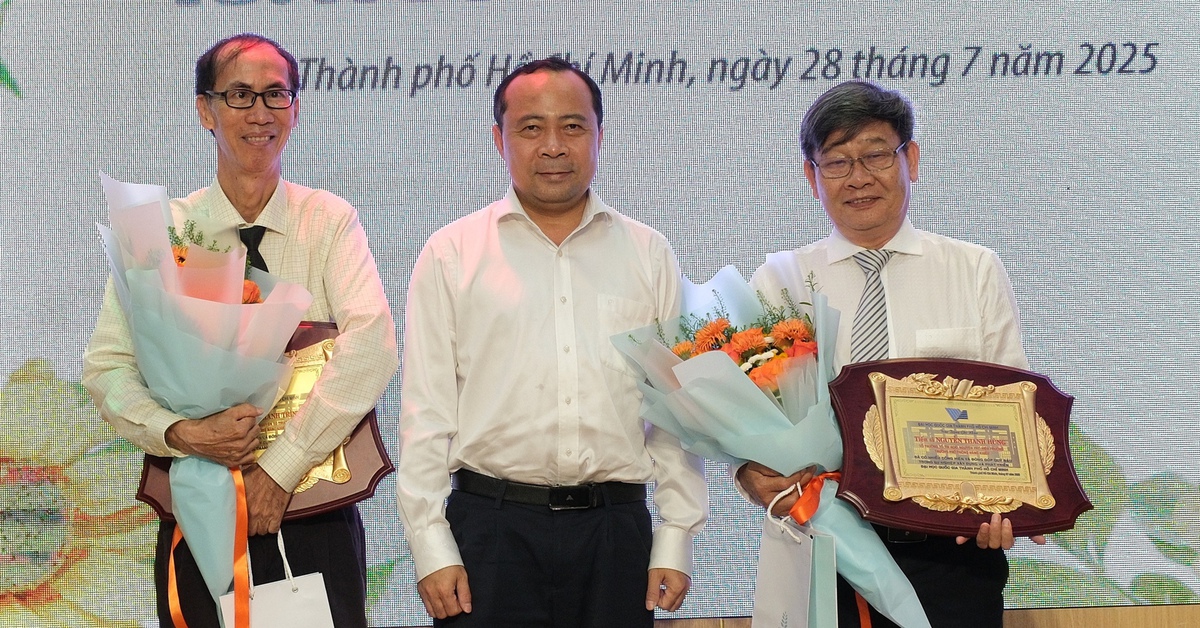 Trường Phổ thông Năng khiếu tri ân thầy Lê Bá Khánh Trình và thầy Nguyễn Thanh Hùng - Tuổi Trẻ ...