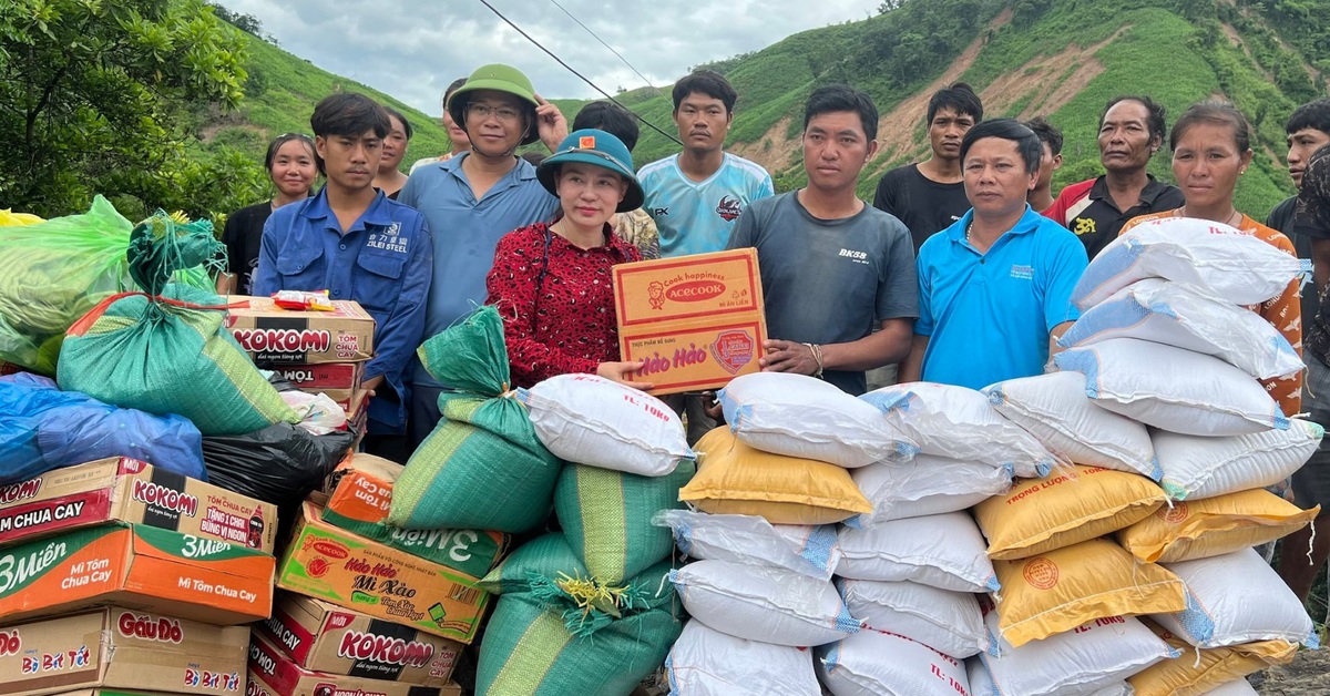 Dân Lào bị lũ cô lập, bơi qua sông cầu cứu được người Nghệ An sẻ chia ...