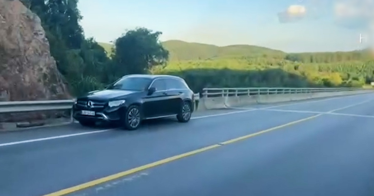 Tài xế đậu xe Mercedes ở làn khẩn cấp trên đường cao tốc để đi... câu ...