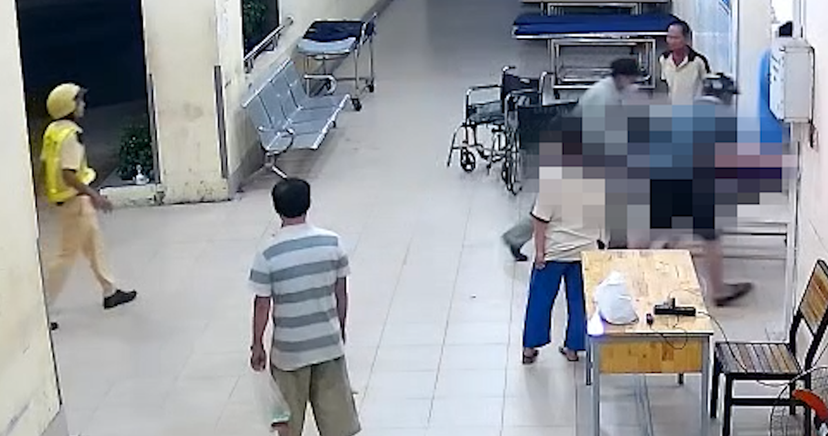 Phát hiện bé gái tím tái, nguy kịch, cảnh sát giao thông dùng xe đặc ...