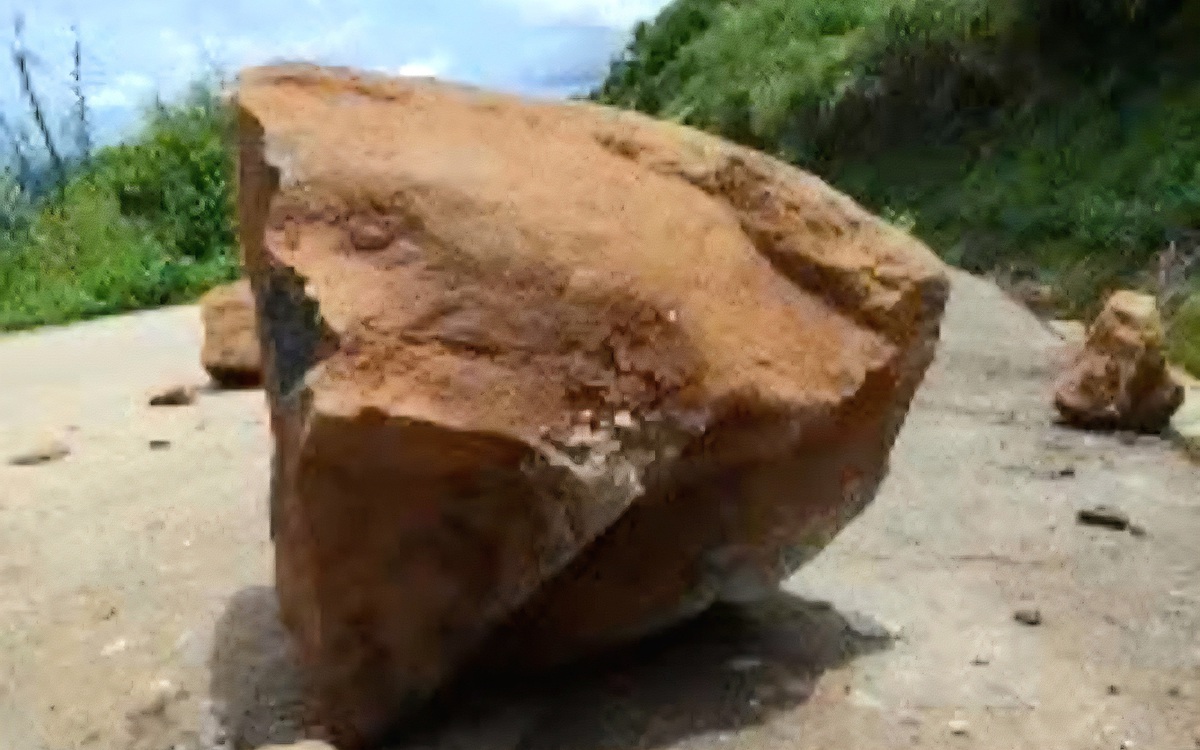 Đá rơi liên tục xuống tỉnh lộ 627C Quảng Ngãi, người dân vừa lái xe vừa ...