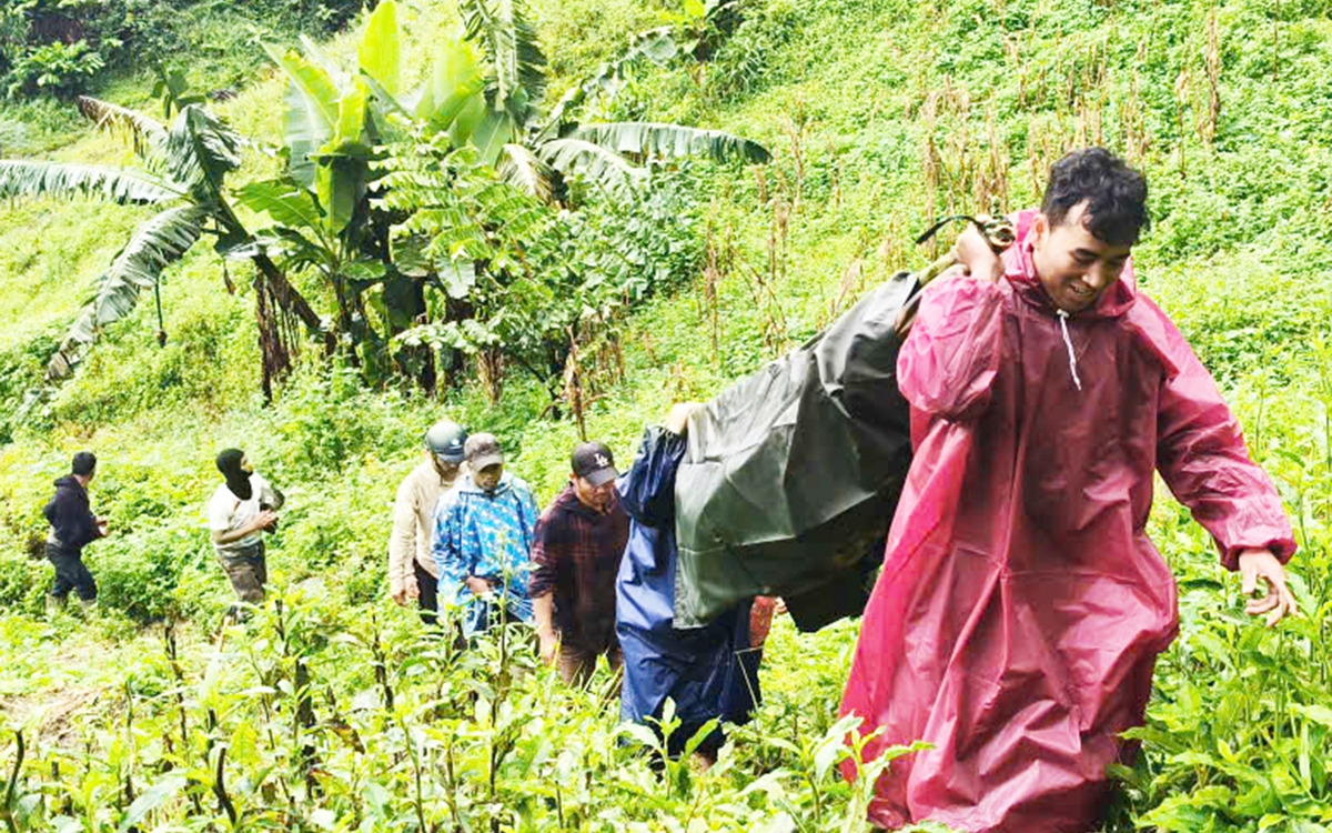 Dùng võng khiêng giúp bệnh nhân Lào vượt 5km đường rừng về nhà