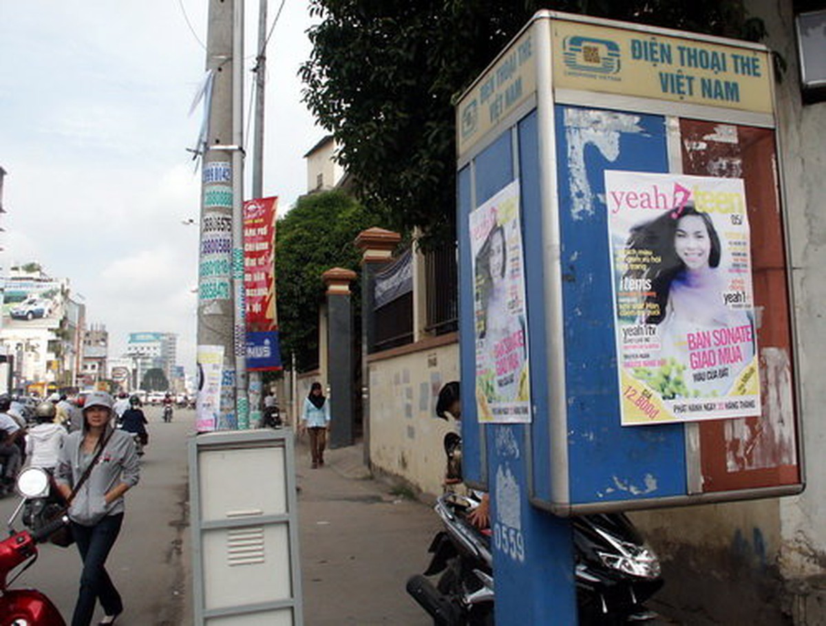 Dán apphich tạp chí sai chỗ - Tuổi Trẻ Online