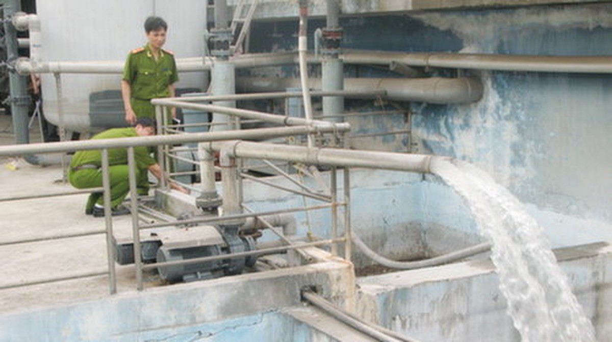 Bắt quả tang Tung Kuang xả thải chưa xử lý qua ống ngầm - Tuổi Trẻ Online