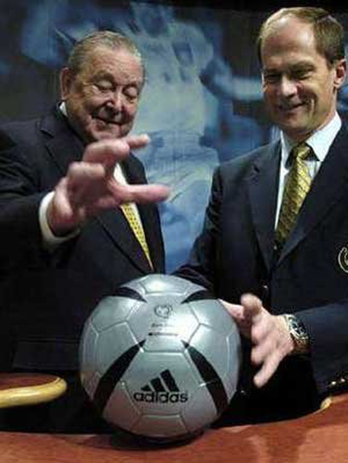 "Euro 2004 tốt nhất từ trước đến nay!" - Tuổi Trẻ Online