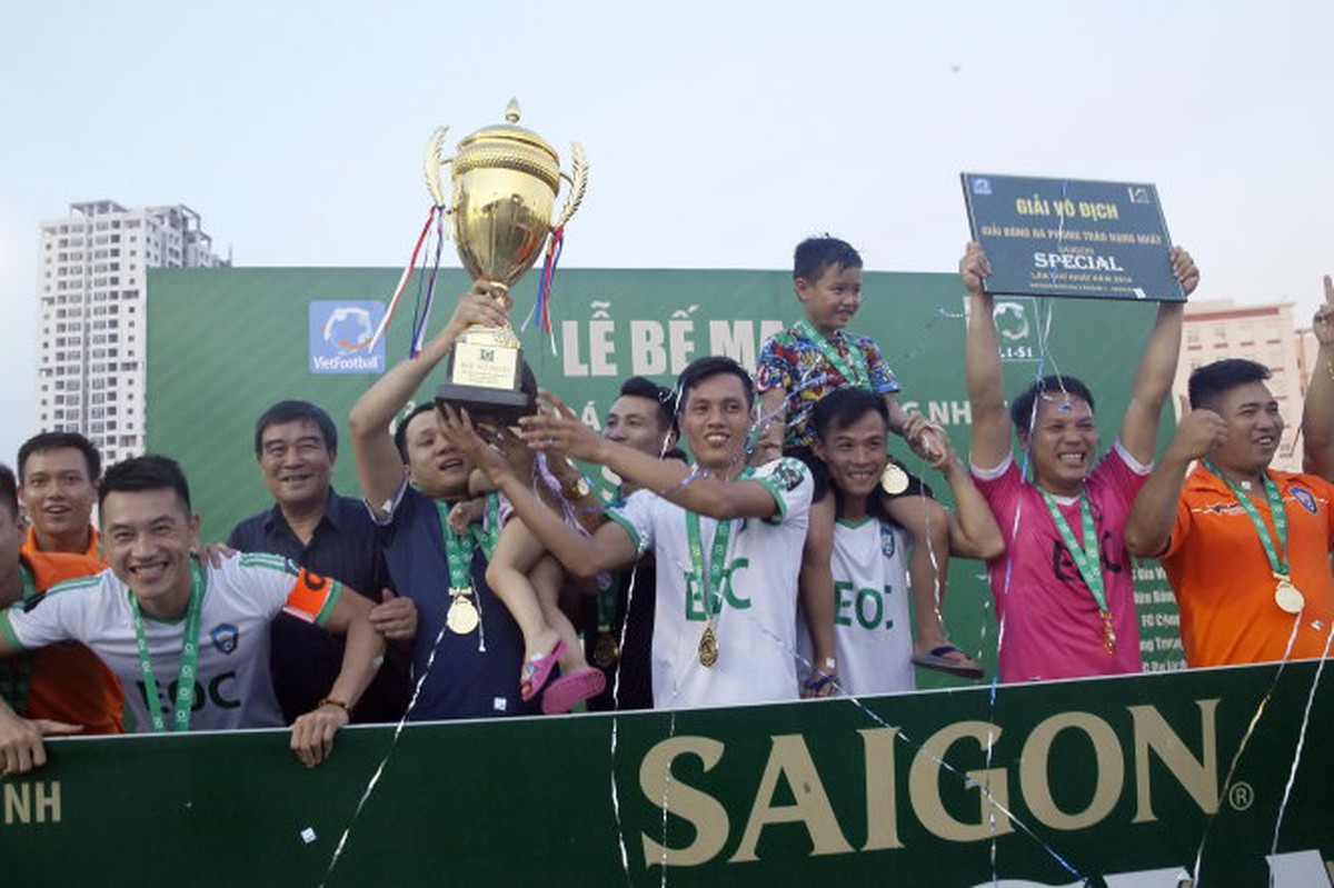 FC EOC giành chức vô địch giải hạng nhất “phủi” - Tuổi Trẻ Online
