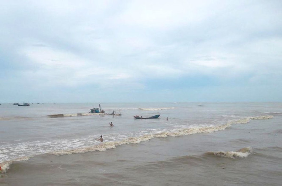 Tàu chìm, sáu ngư dân được cứu - Tuổi Trẻ Online