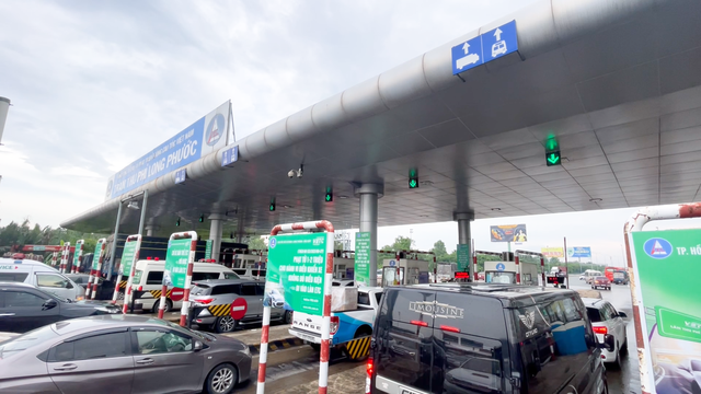 Video: 'Ám ảnh' xe ken đặc trên cao tốc TP.HCM - Long Thành, lỗi do ...