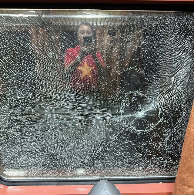 2 juveniles detained for throwing rocks at train, shattering windows in ...