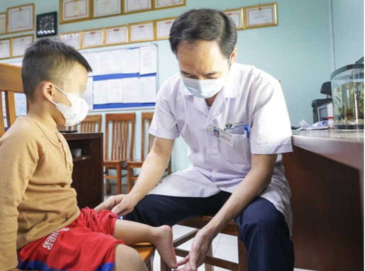 Xoay cẳng chân 180 độ, bác sĩ Việt tạo 'khớp gối mới' cho bé trai 5 ...