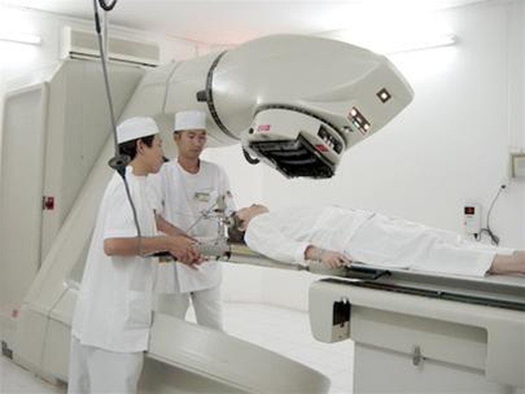 Vietnamese doctors succeed in new treatment for cancer