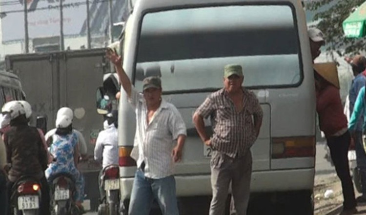 Thugs disguised as bus drivers rob Vietnamese passengers for years in ...