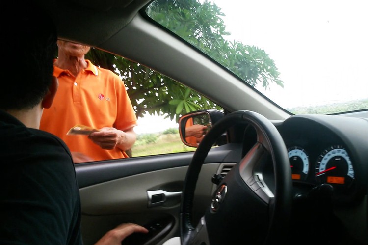 Locals establish makeshift toll booth in northern Vietnamese city