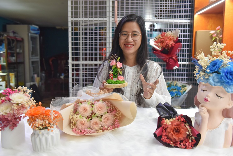 Vietnamese woman makes flowers from discarded fish scales