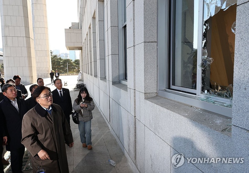 Tiết lộ về hành trình Chủ tịch Quốc hội Hàn Quốc leo rào vào tòa nhà ...